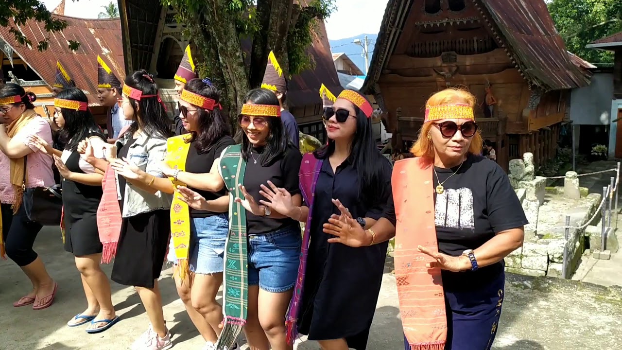 Urang minang dan batak manortor bersama di huta siallagan - YouTube