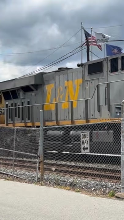 CSX 1850 Louisville and Nashville (L&N) heritage unit leads M422 in McKeesport, PA - YouTube