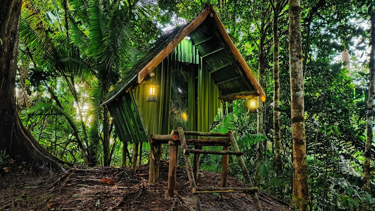 Membangun tempat perlindungan unik, atap daun rotan, dinding daun ...