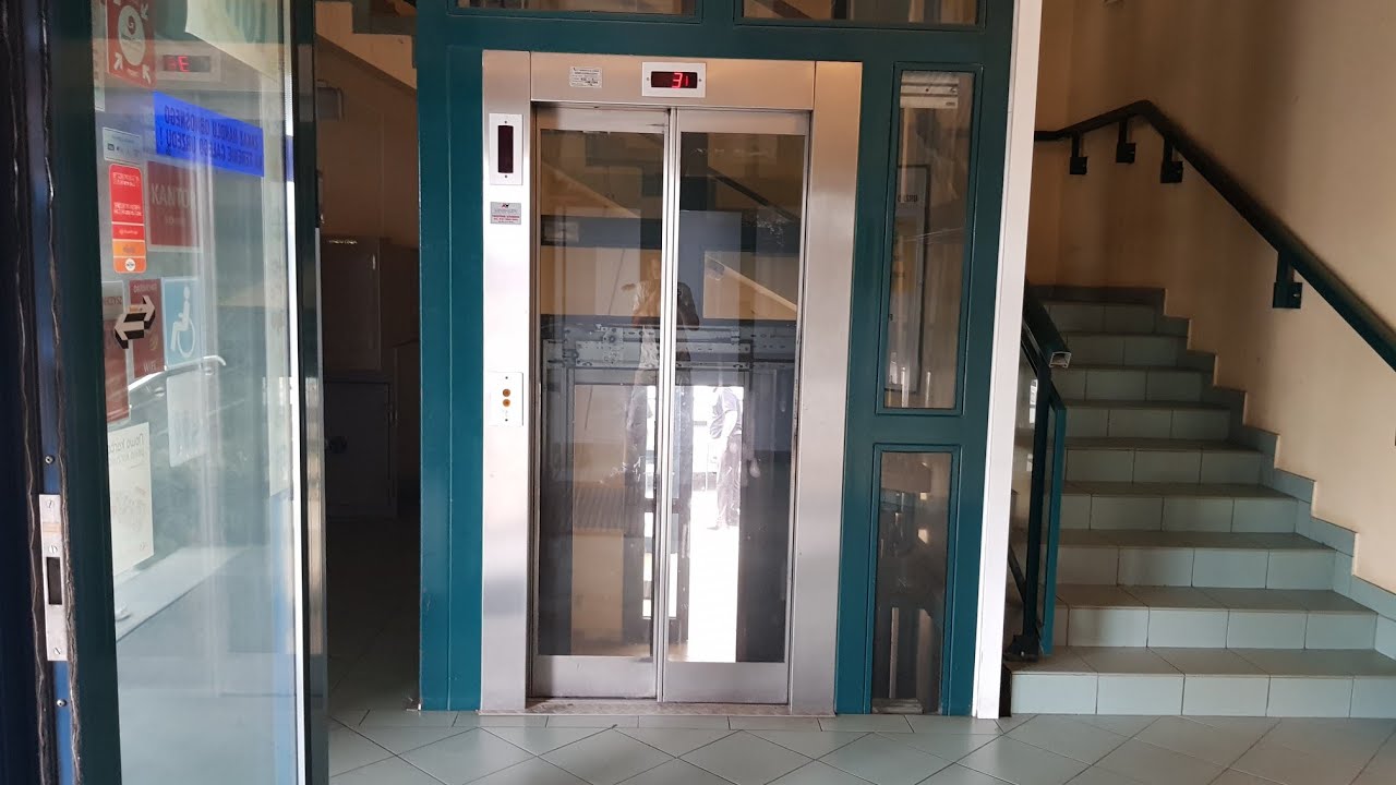 Hydrauliczna winda Lift Service z 1996 roku @ Poczta Polska, Olsztyn ...