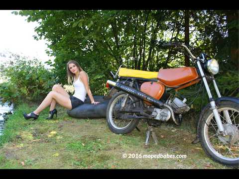Holiday Moped woman revving | Mädel test start Simson S51 zweitakt