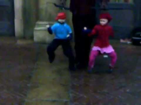 Dancing string puppets-2.divx - YouTube
