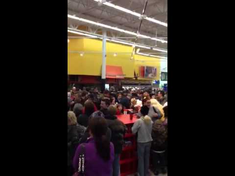 Black Friday rush for DVDs at Wal-Mart - YouTube