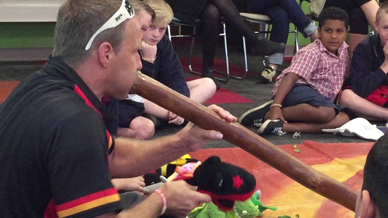 Troy playing didgeridoo at National Aboriginal Children’s Day - YouTube