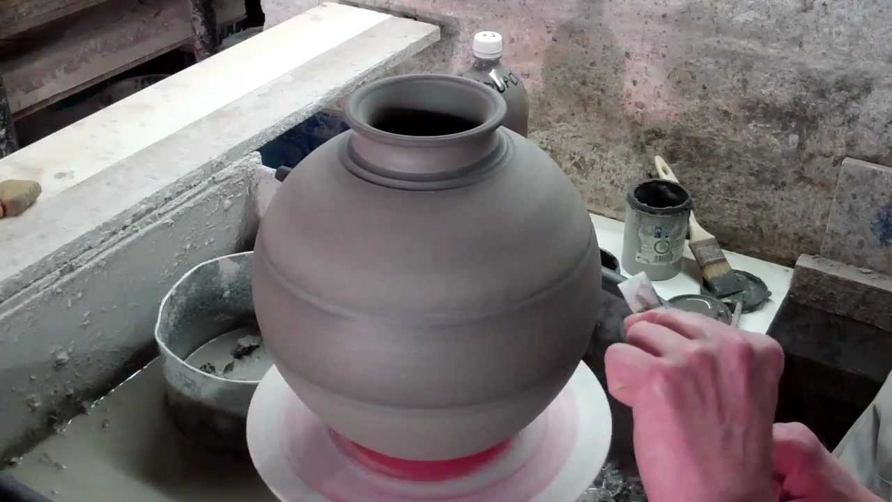 Slip Decoration,trimming & Chattering on the Large Pottery Moon Jar Pot ...