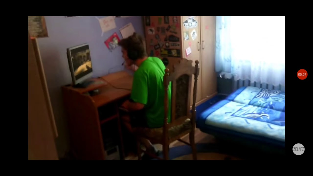 Crazy guy destroy his computer - YouTube