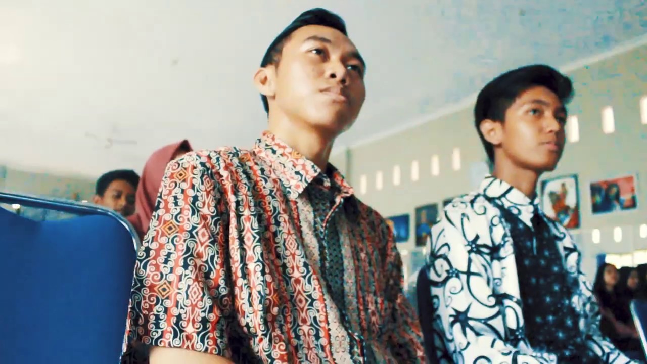 Upacara Adat Tedhak Siten XI IPS 3 SMAN 1 Jember - YouTube