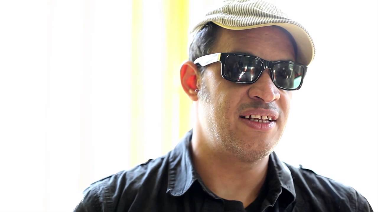 Raul at home talking about his new album "Don't Hesitate" - YouTube