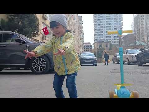 Too Cute! Sara meets a Cat or Sara və Pişik- kim daha şirindir!