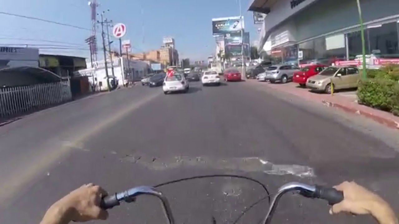Bicimoto chopper Amarilla en la carretera HD - YouTube