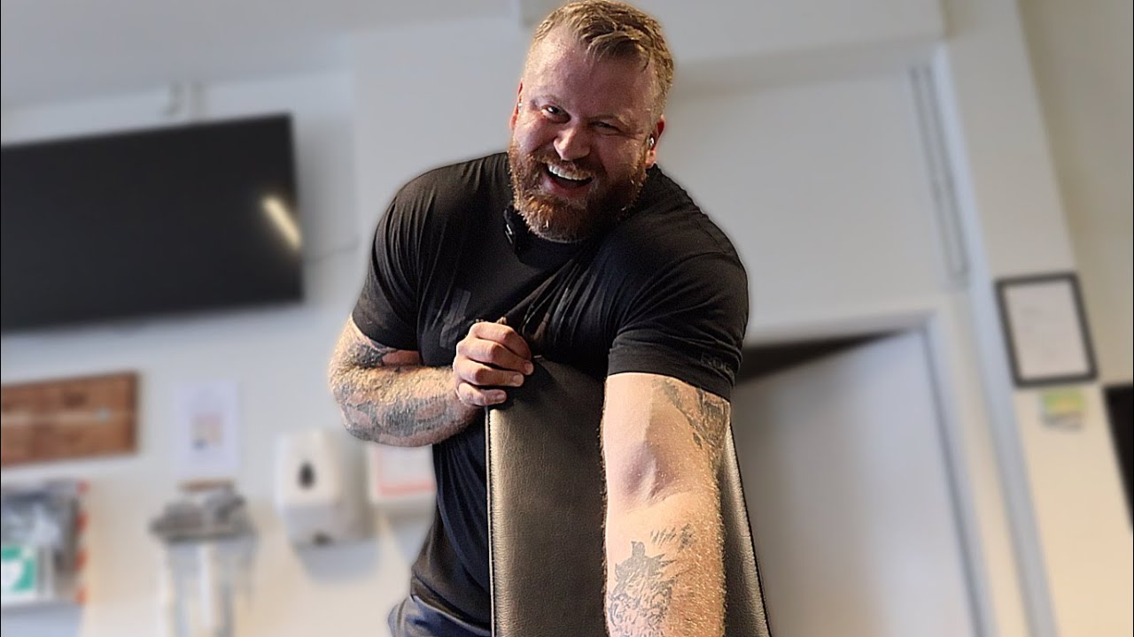 Bodybuilding Cut Day 80 - Back and Biceps - YouTube