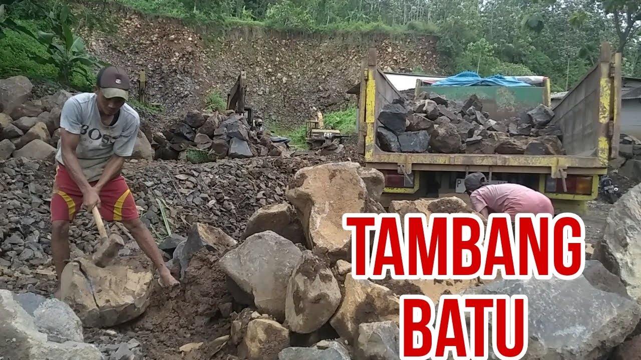 belah batu manual muat dam truk - YouTube