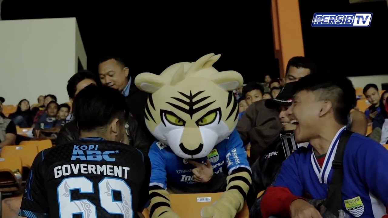 Prabu maskot hadir di tribun dan menghibur Bobotoh!! Laga Persib vs ...