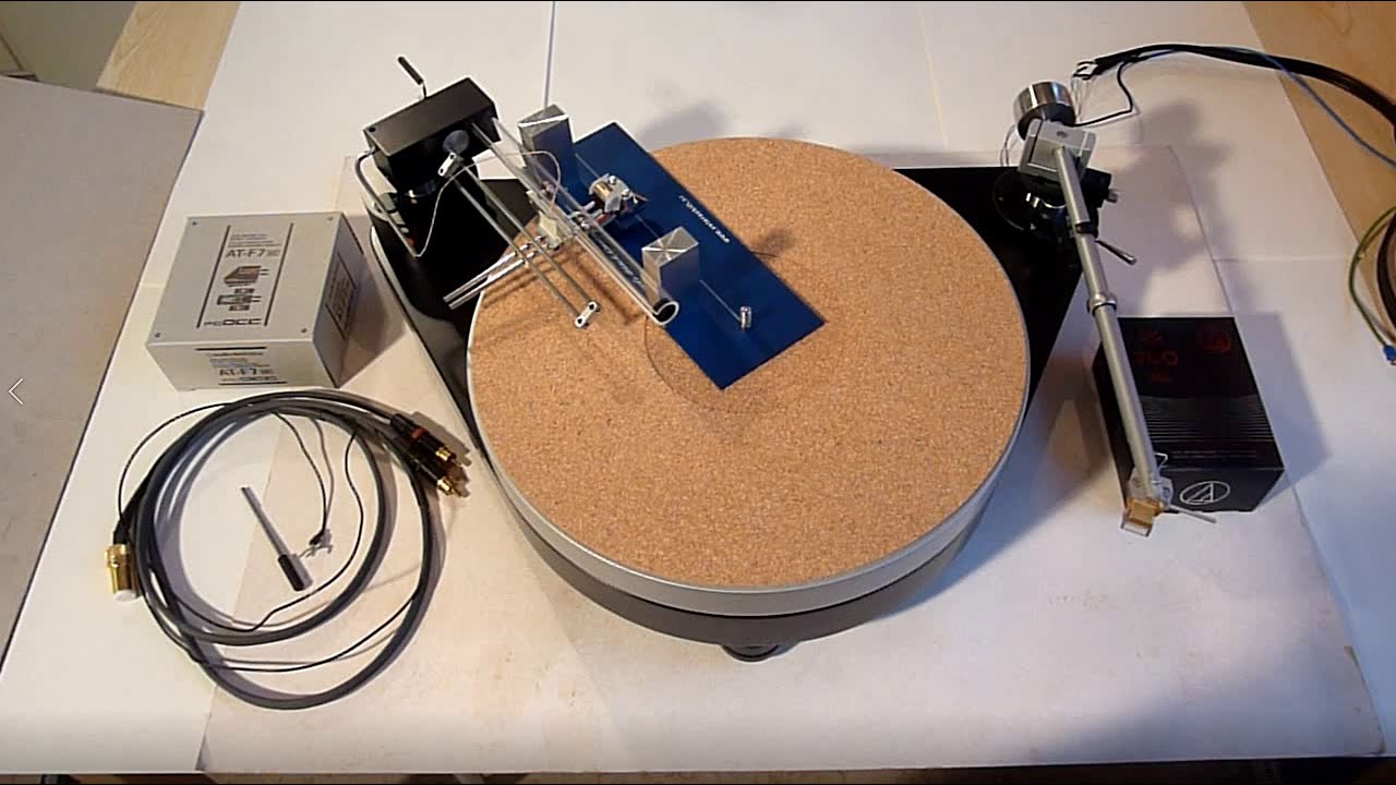 Turntable / record player with two tonearms, one tangential Sinply ...