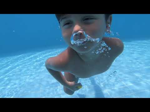 Natação Infantil - Conheça Airon e suas incríveis habilidades dentro da piscina.