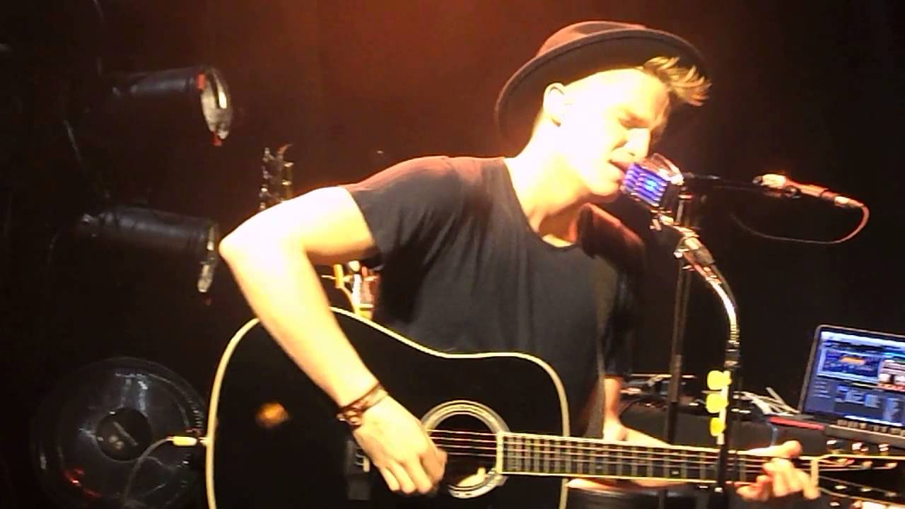 Cody Simpson singing Angel at the soundcheck in Paris - YouTube