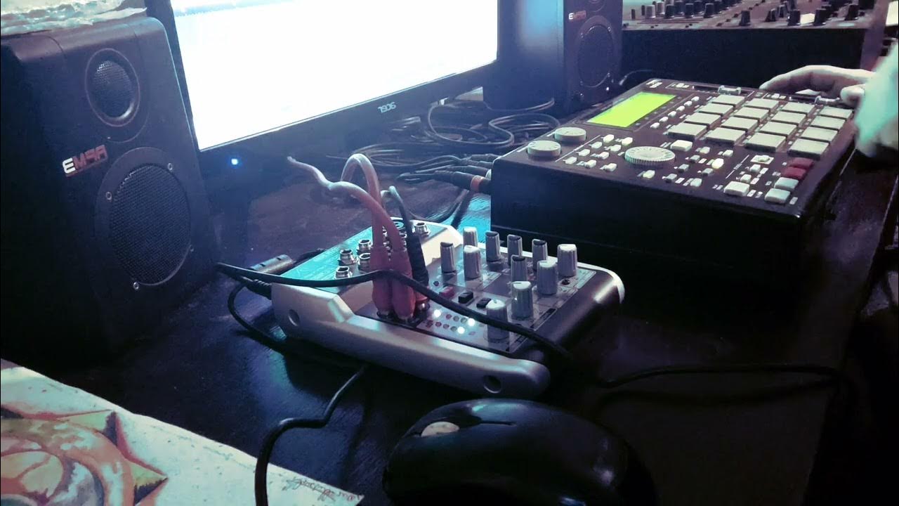 Making a Beat on Akai MPC 1000/sampled beat - YouTube