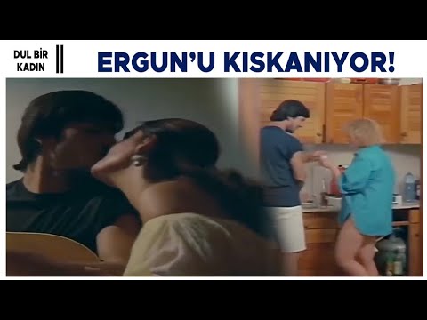 Dul Bir Kadın Türk Filmi |  Suna İle Ergun'u Kıskanıyor!