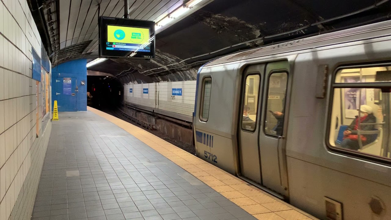 PATH PA5 Green Line train departing Exchange Place - YouTube