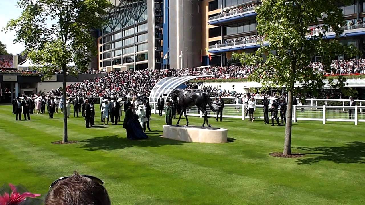 Yeats Statue Unveiled by the Queen - YouTube