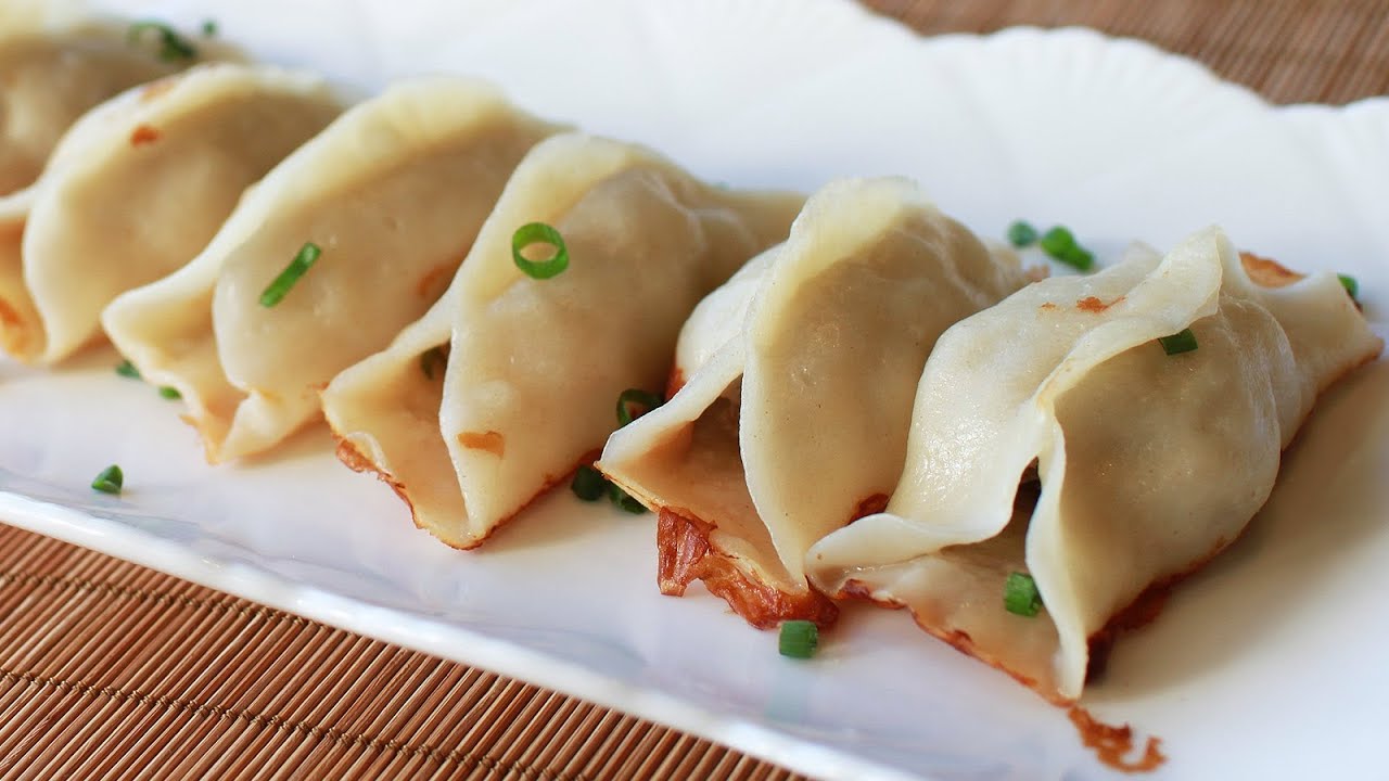 Fried Beef Pot Stickers / 牛肉鍋貼 - YouTube