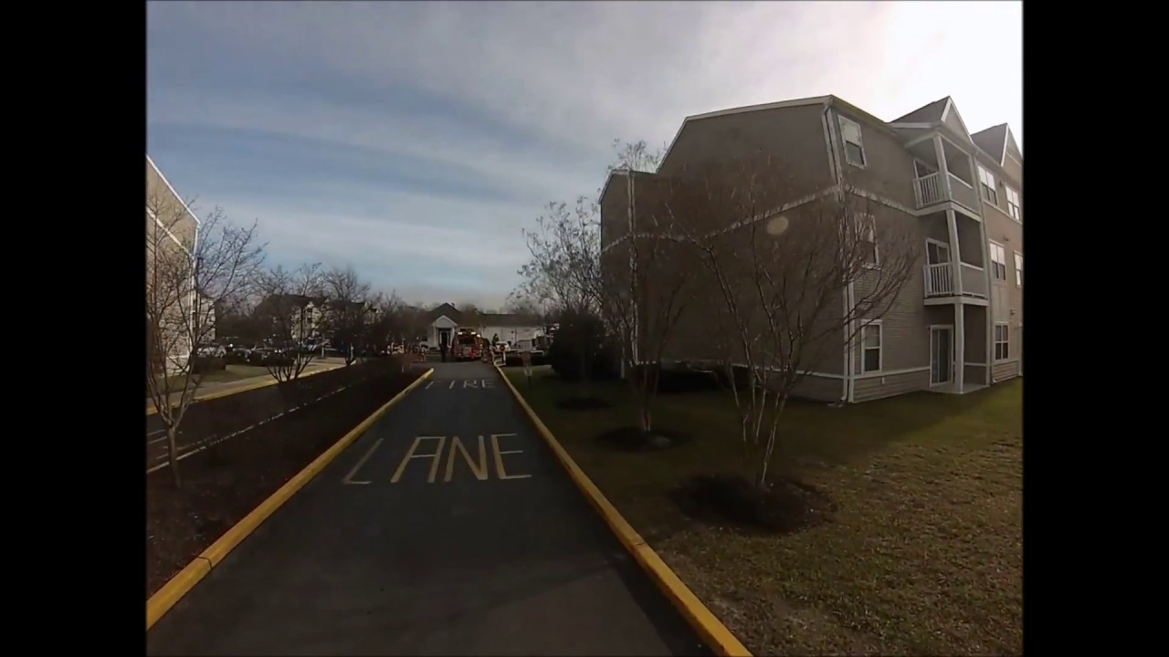 Hebron Engine 507 responding to smoke in a building - YouTube