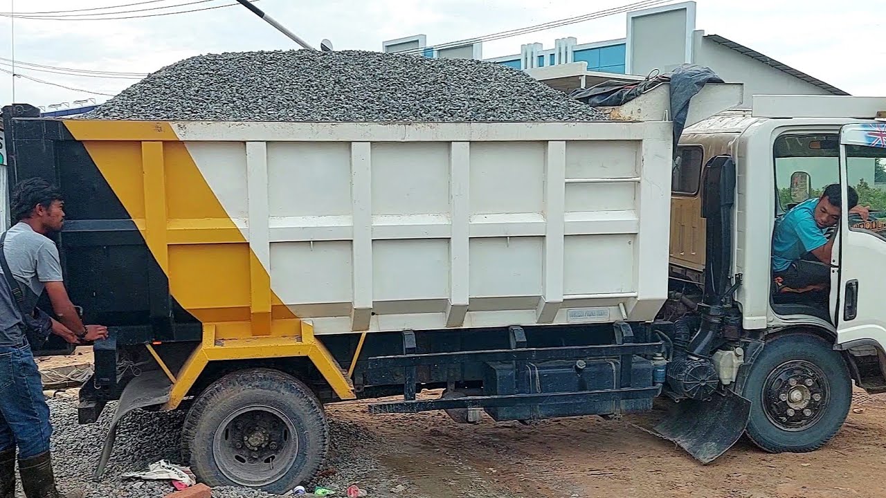 Aksi Dump Truk Jomplang Muatan Batu Split - YouTube
