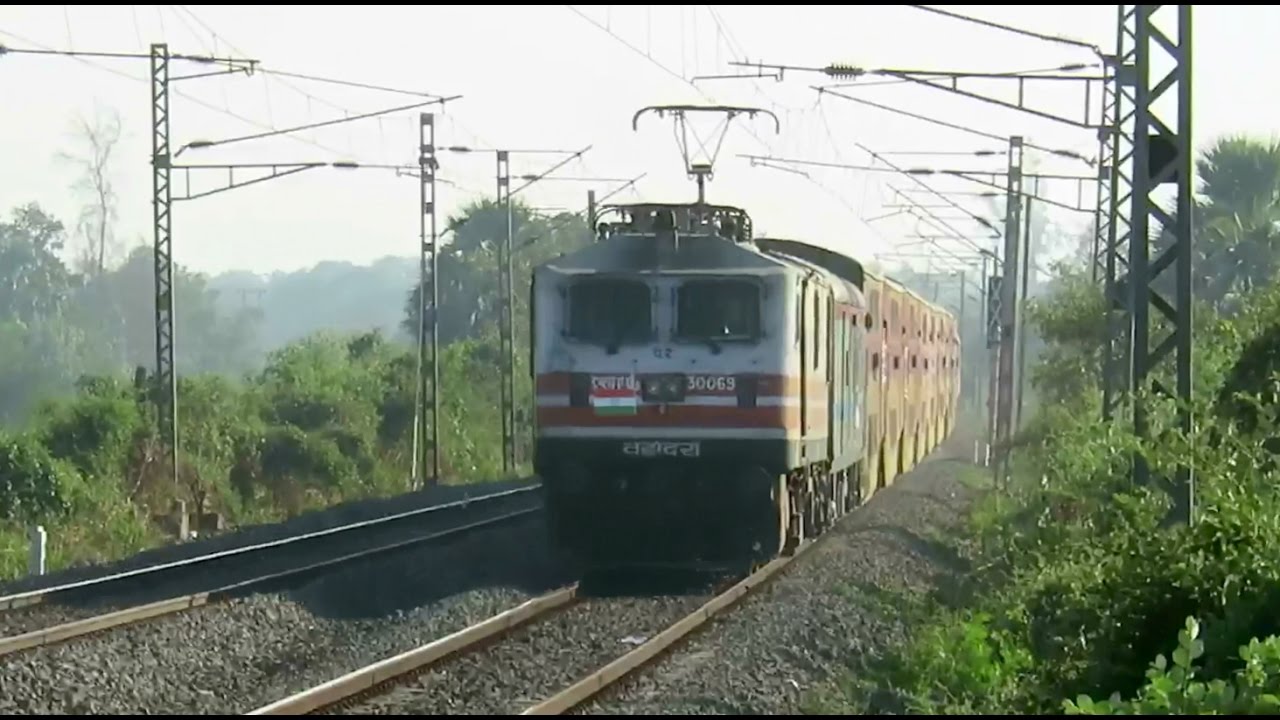 [2 in 1] Trains : Tom & Jerry : Karnavati Express vs Ahmedabad AC ...