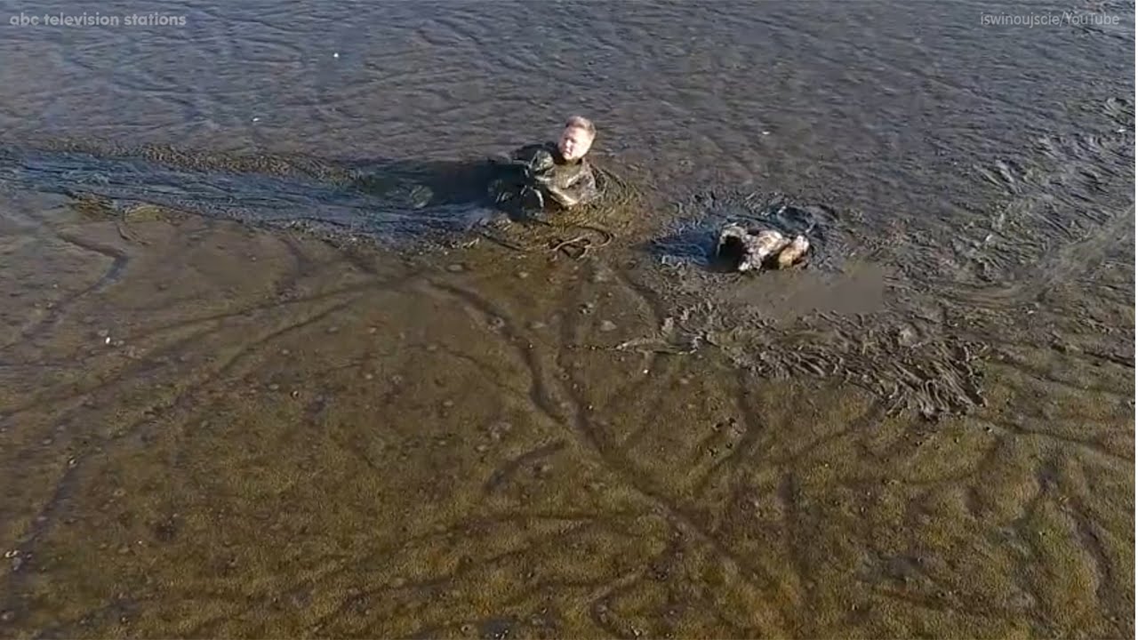 Photographer rescues eagle trapped in mud - YouTube