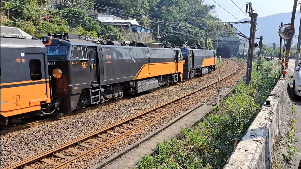 4135次開往福隆銀綠色微笑號EMU900型十輛一編組EMU939區間車，6064次南港發車經由北迴線開往花蓮E237+E417雙鳴日號電頭+四節鳴日夕景商務觀光專車+三節鳴日廚房鳴日夕景商務 ...