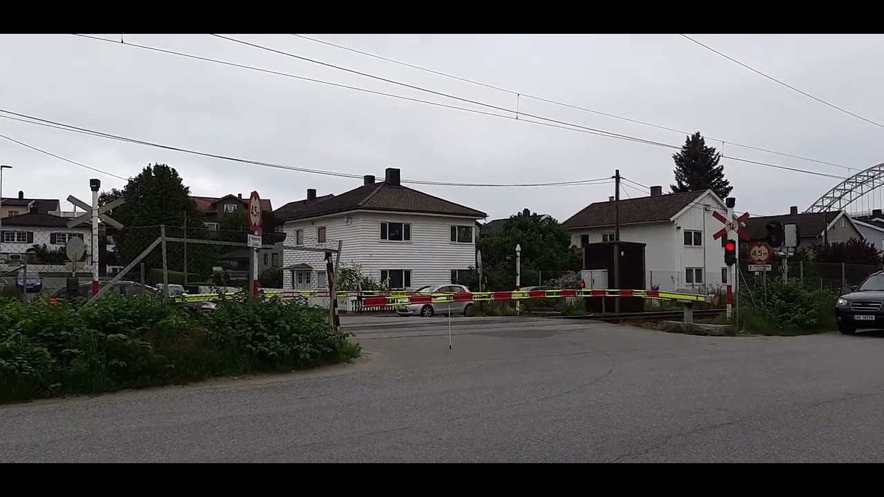 Snarveien Planovergang, Fredrikstad - 27.6.2021 / Snarveien Railroad ...