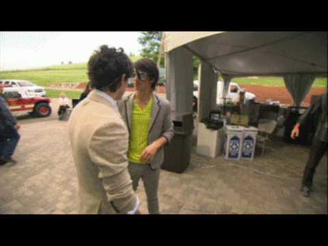Nick and Joe Jonas gives each other a hug OMG!!! It's Brotherly Love ...