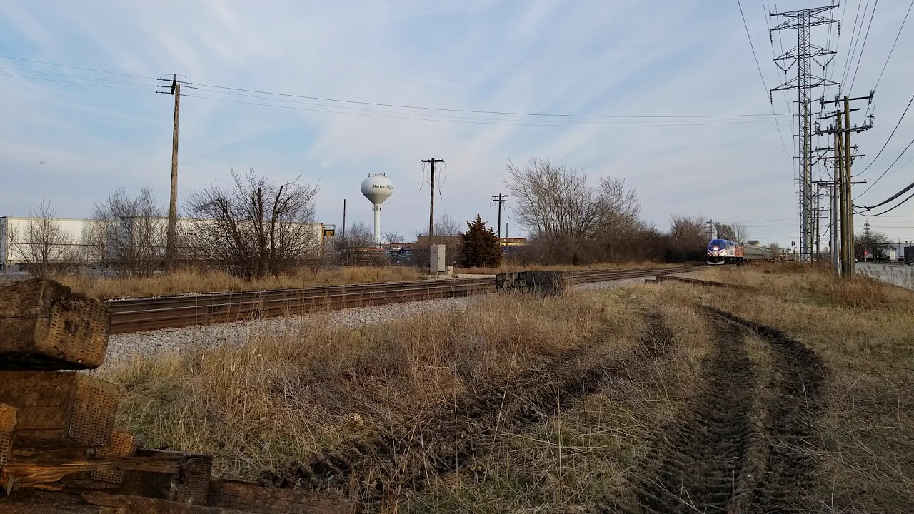 METX 402 and 405 doublehead Metra 2143 past Morton Grove - YouTube