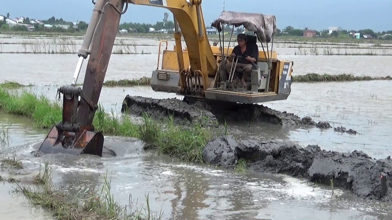 xem xe cuốc ra đồng múc đất - kube sk 04 yutani múc đất đắp bờ bao -# ...
