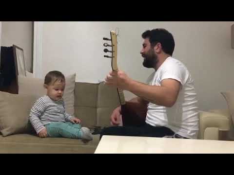 ÖZCAN BURCALI - Minik dinleyiciye mini konser 🎶🎙