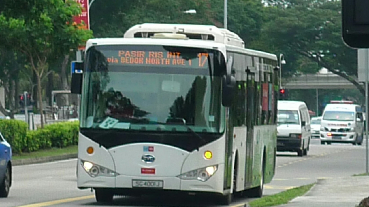 Go-Ahead Singapore Bus Service 17, SG4001J - YouTube