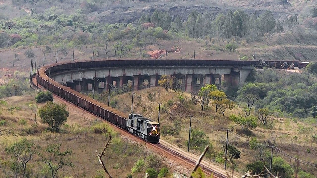 Trem carregado de Minério passando em Alta Velocidade pelo Viaduto com ...