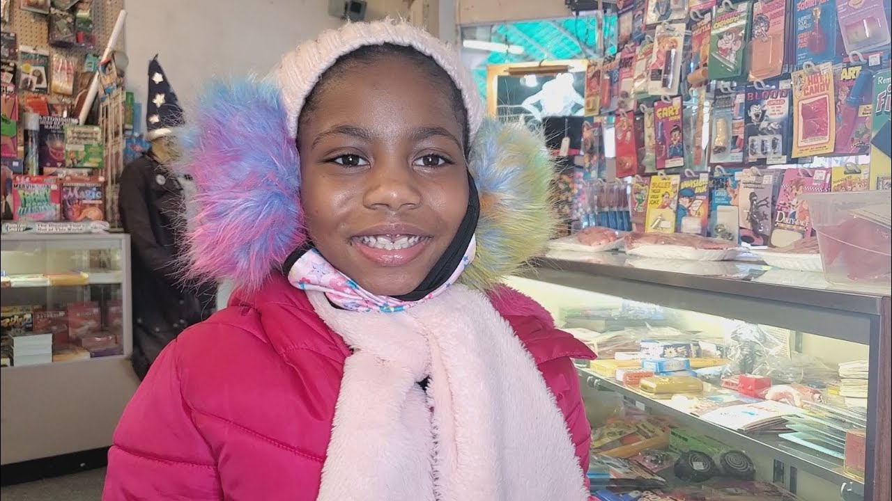 Princess LIVI REVIEWS 3 Magic Shops and Performs a Magic Trick - YouTube