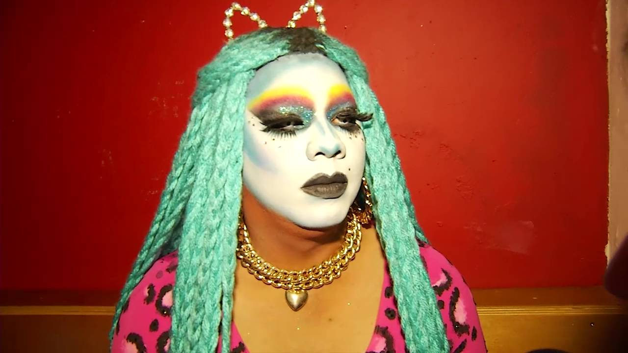 Dragqueens bij Dragzilla in Platform theater - YouTube