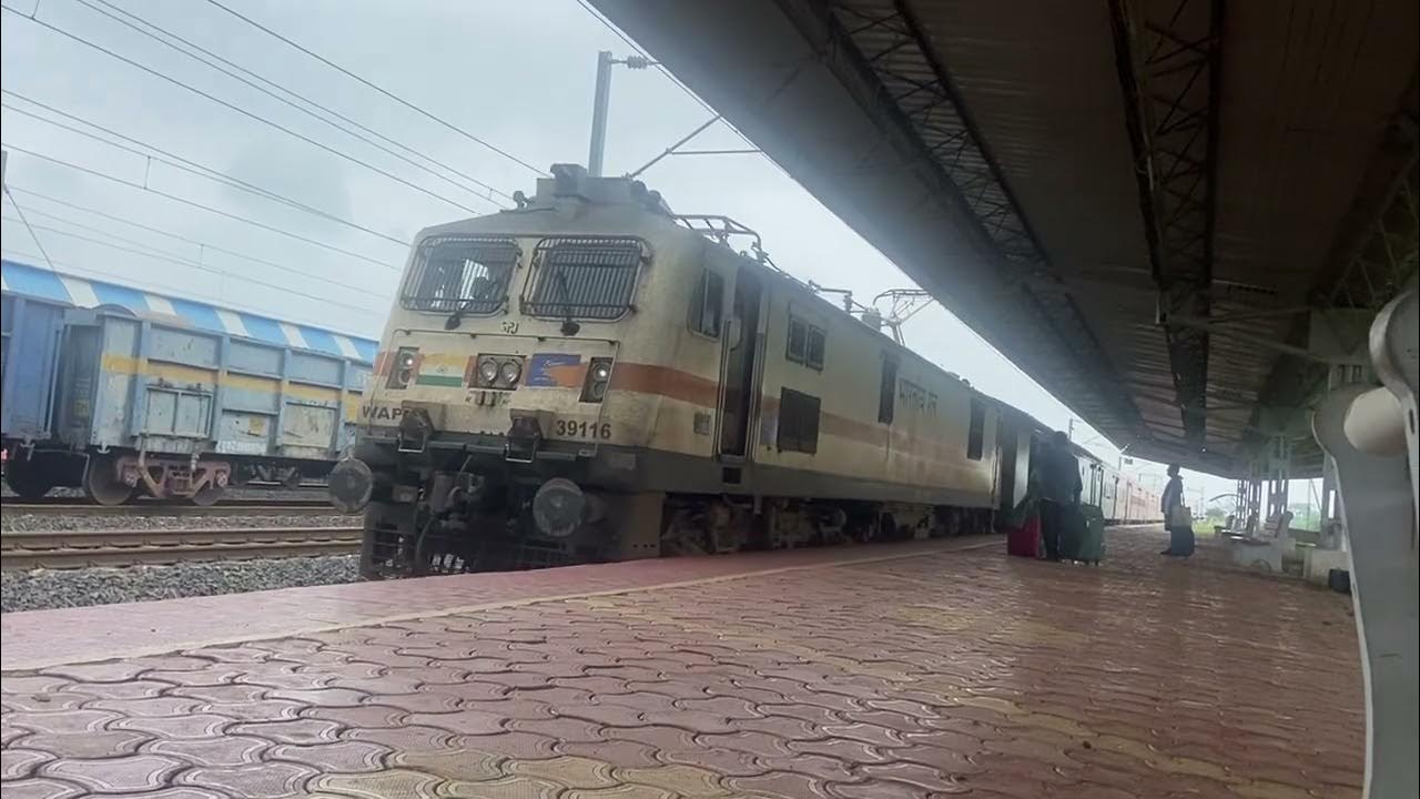 Arrival of Udaipur Shalimar express at bina malkhedi junction - YouTube