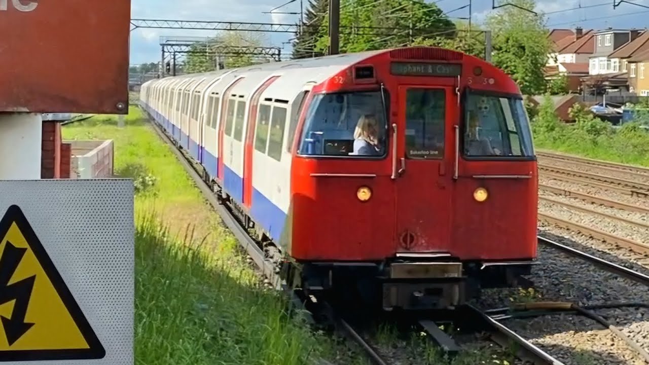 London Underground '72 stock seen entering South Kenton - YouTube