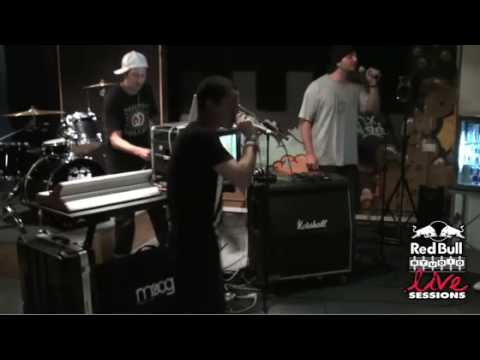 Honey Claws performs "E-Sticker" at Red Bull Studios - YouTube