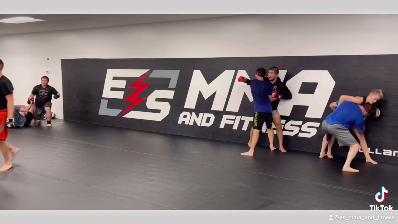 Wall wrestling - YouTube