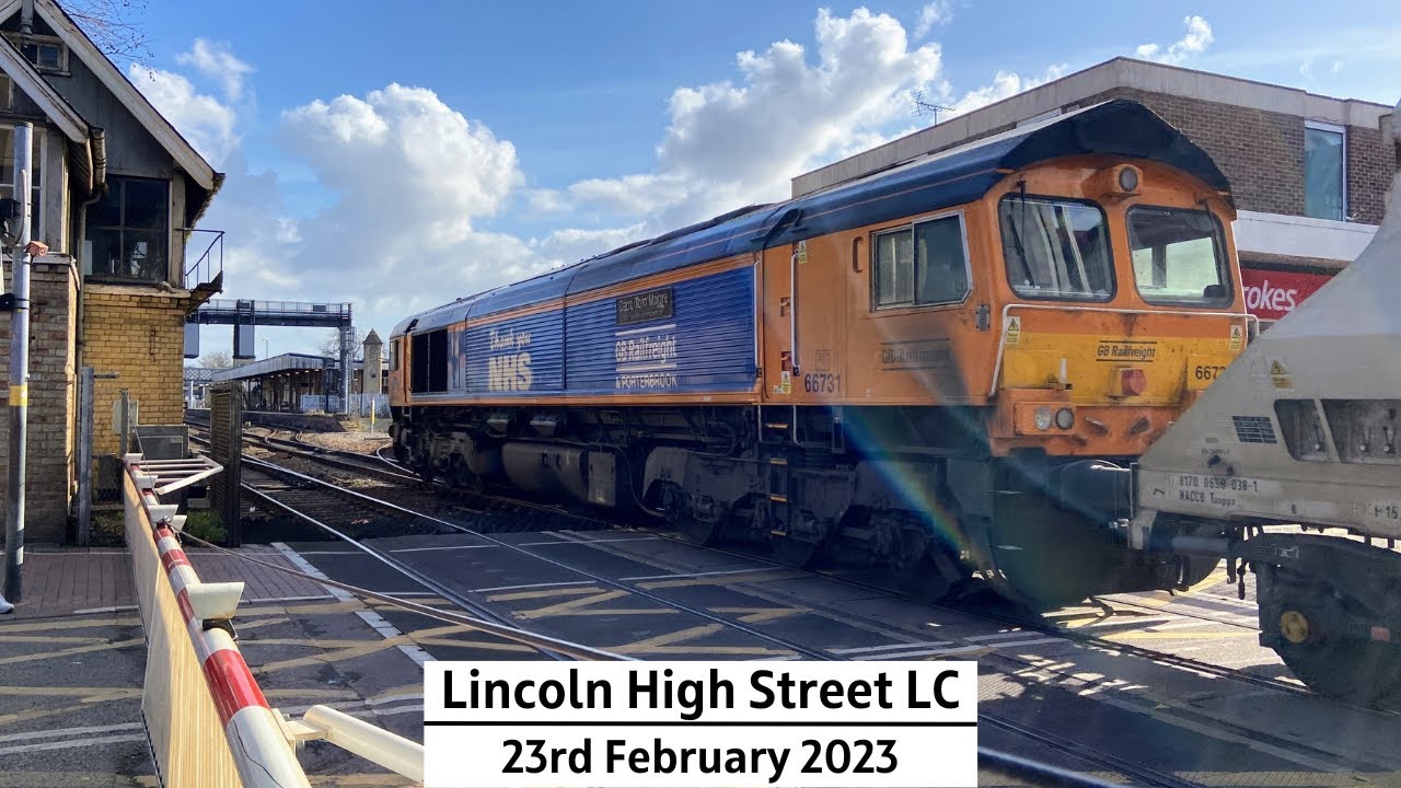 *Top & Tail Class 66 freight train* Lincoln High Street Level Crossing ...