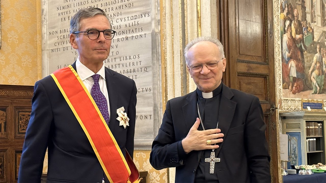 Skattmästare Jan Lindman tar emot påvlig utmärkelse - YouTube