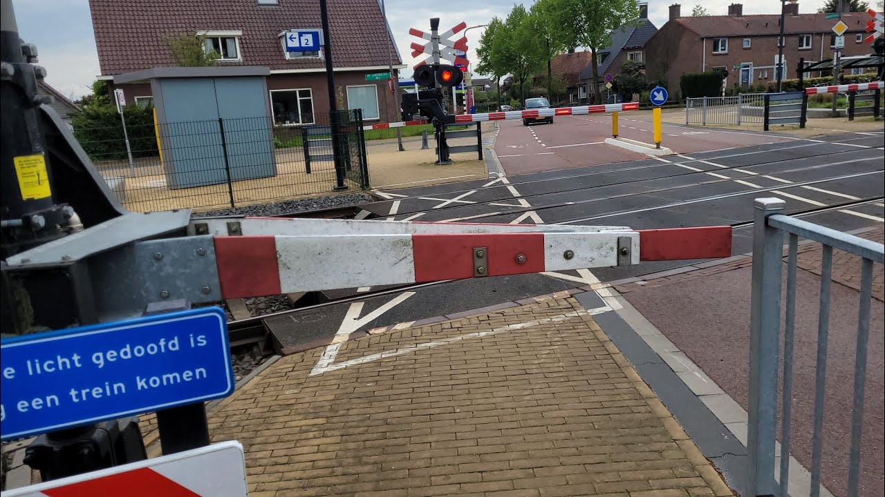 Leuke kleine spoorboom in Rheden/Dutch Railroad Crossing Gate - YouTube
