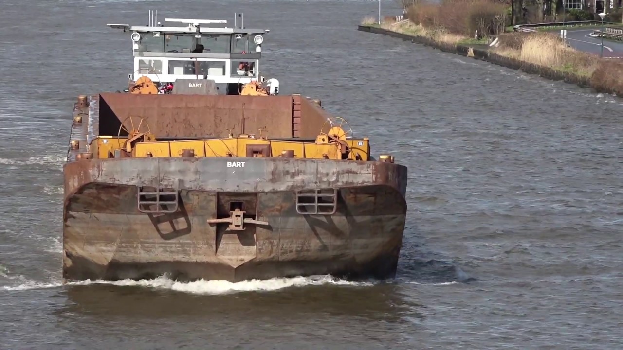 Duwboot met duwbak (Bart) heeft last van storm / rukwinden op het ...