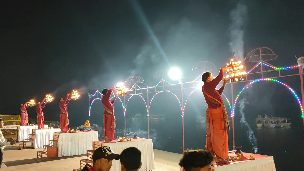 नर्मदा मैया की आरती - Evening Aarti at Narmada River in Gwarighat ...