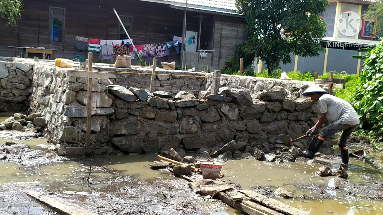 PASANG PONDASI BATU PADAS DI TANAH RAWA - YouTube