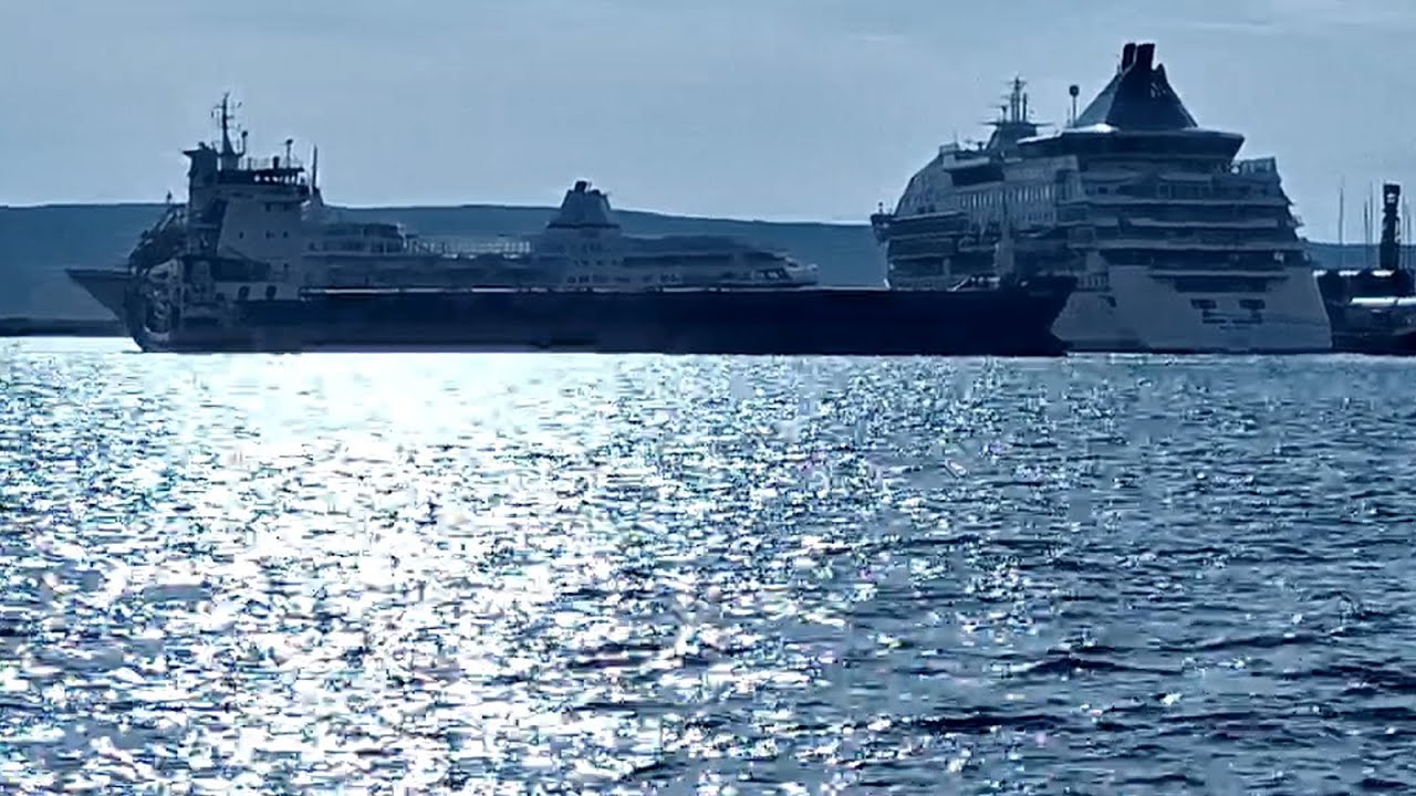 Αποχώρησε το πλοίο με τα φορτηγά που μετέφεραν εκρηκτική ύλη ΤΝΤ - YouTube